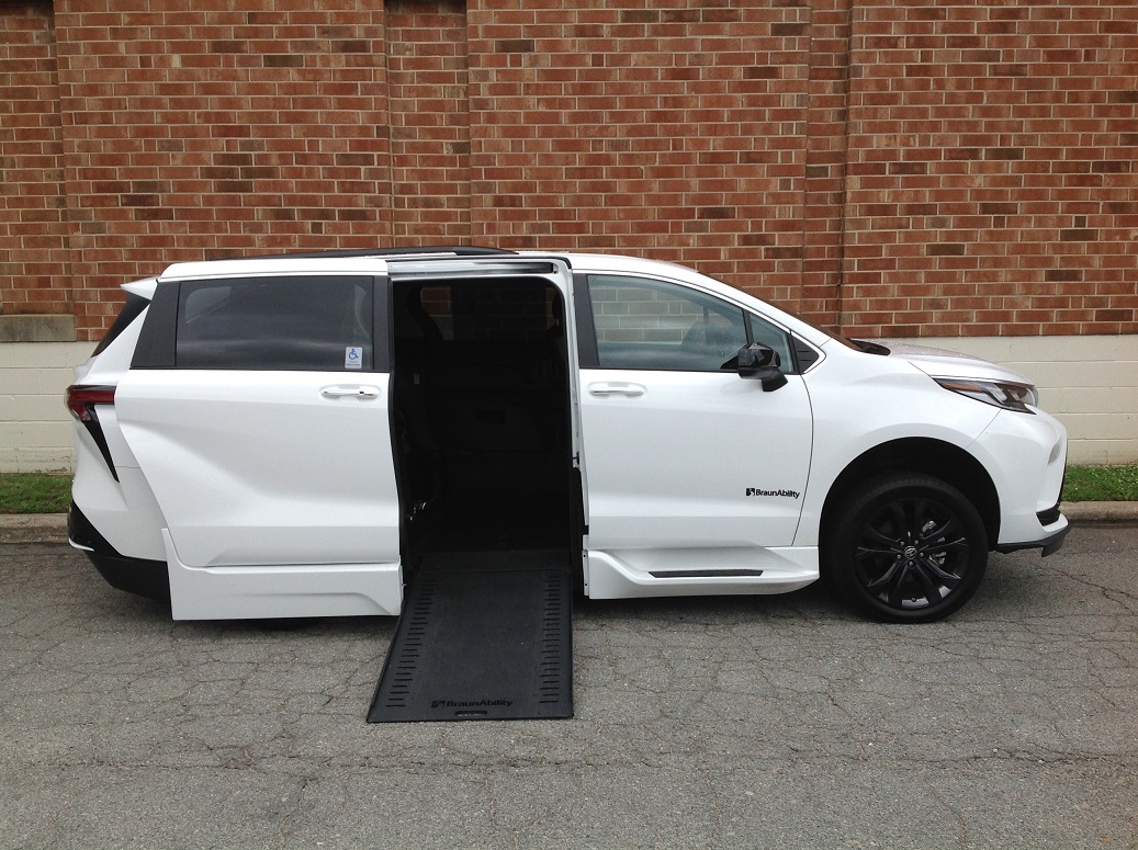♿ 2024 Toyota Sienna XSE Plus HV - Van Products