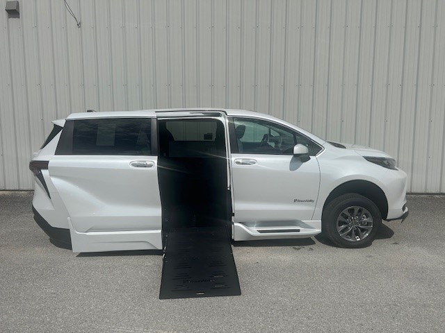 ♿ 2025 Toyota Sienna XLE HV | Van Products