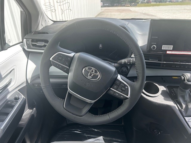 ♿ 2025 Toyota Sienna XLE HV | Van Products